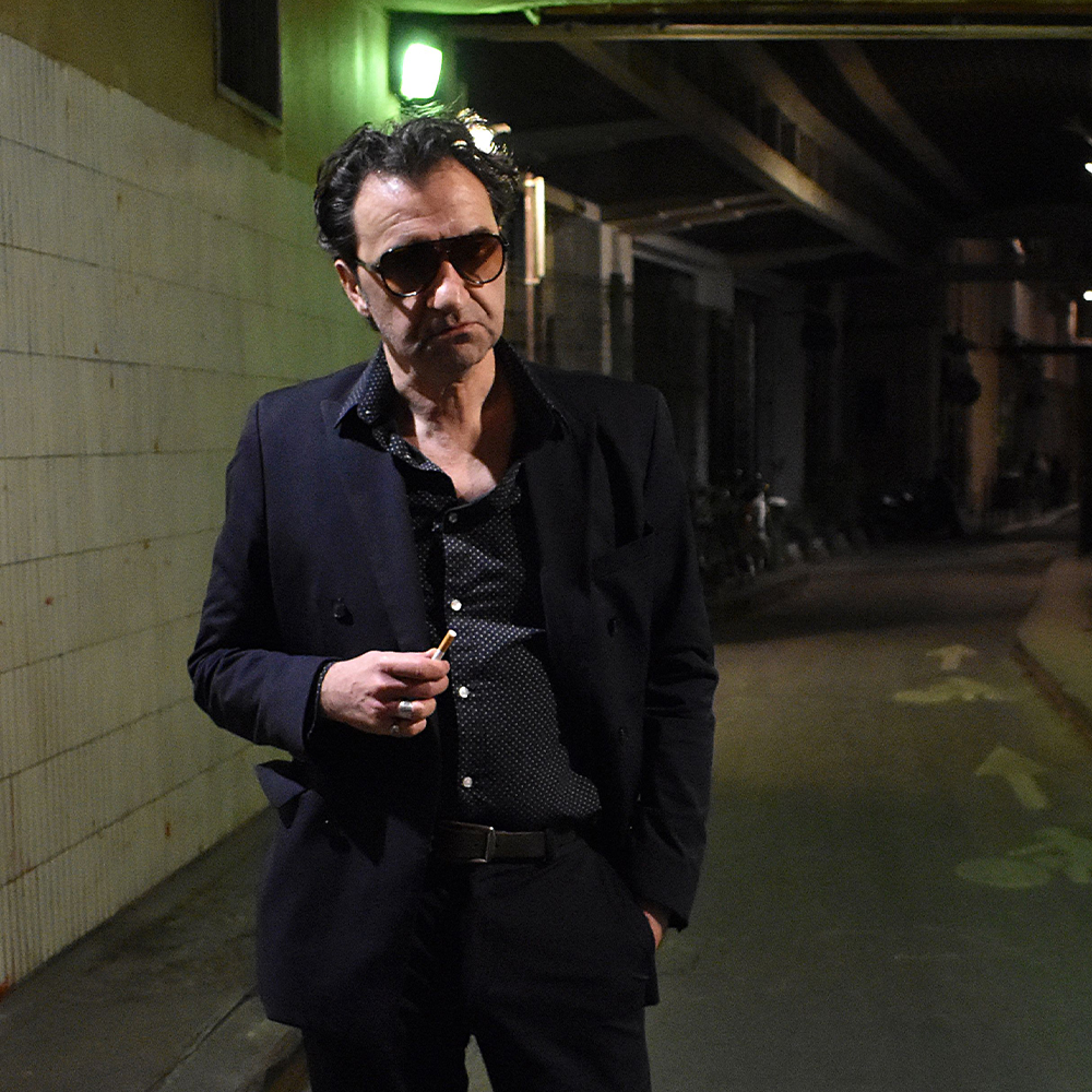 Alex Rossi: il cantautore italo-francese che unisce pop e nostalgia